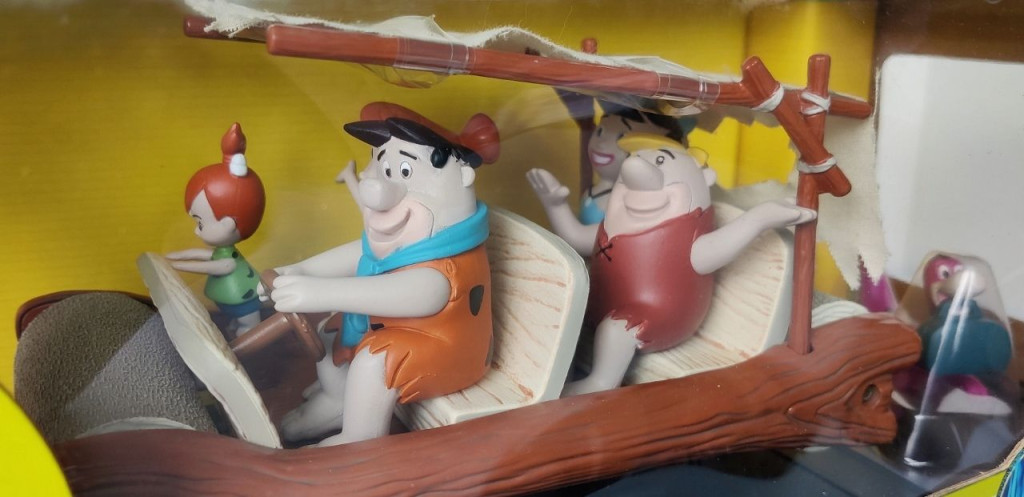 ERTL/JoyRide "The Flintstones" Flintmobile with Figures, 1/18 Scale ...