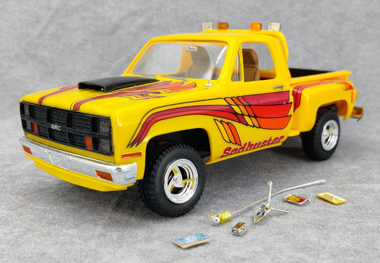 MPC 1981 Chevy/GMC 4x4 Stepside Pickup Truck Built Kit - Spotlight Hobbies