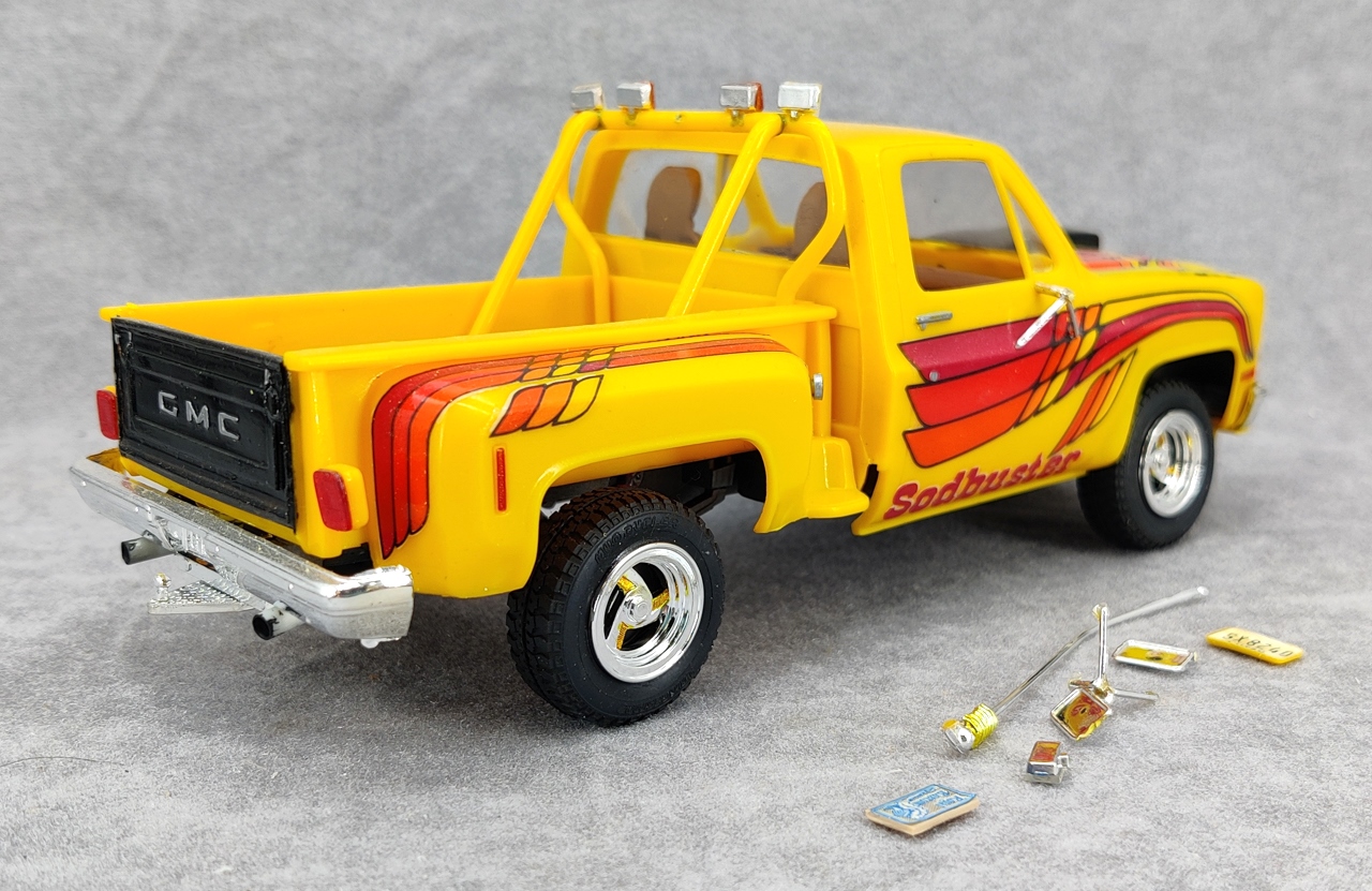 MPC 1981 Chevy/GMC 4x4 Stepside Pickup Truck Built Kit - Spotlight Hobbies